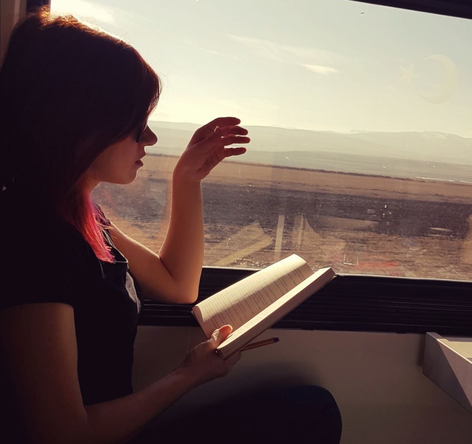 Burcu Arslan: “Dünya bir düştür ve ben okuyarak bu düşü büyütüyorum”